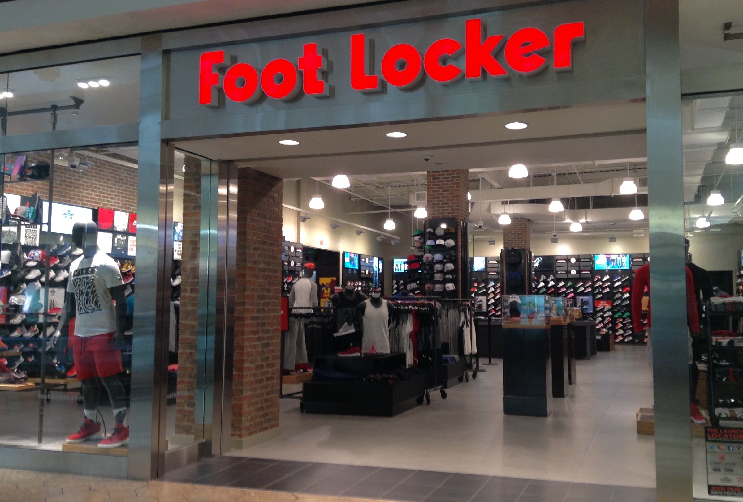 Foot Locker Stock Dips Ahead of Q3 Earnings: Retail Sentiment Slips ...